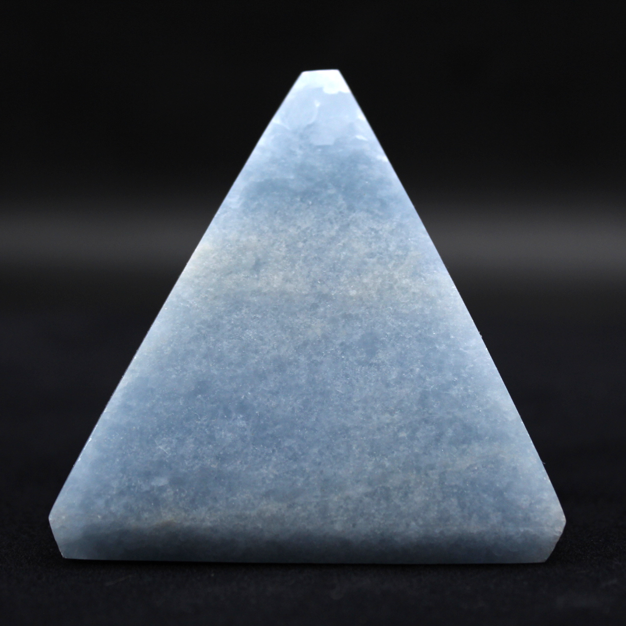 Pyramide en calcite bleue Madagascar 570gr 80mm | 48€
